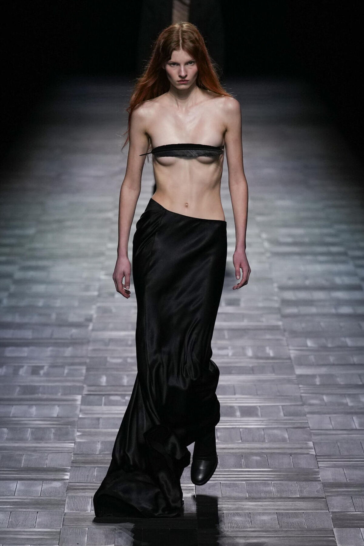 PARIS - ANN DEMEULEMEESTER : défilé automne-hiver 23-24 - Harper's Bazaar