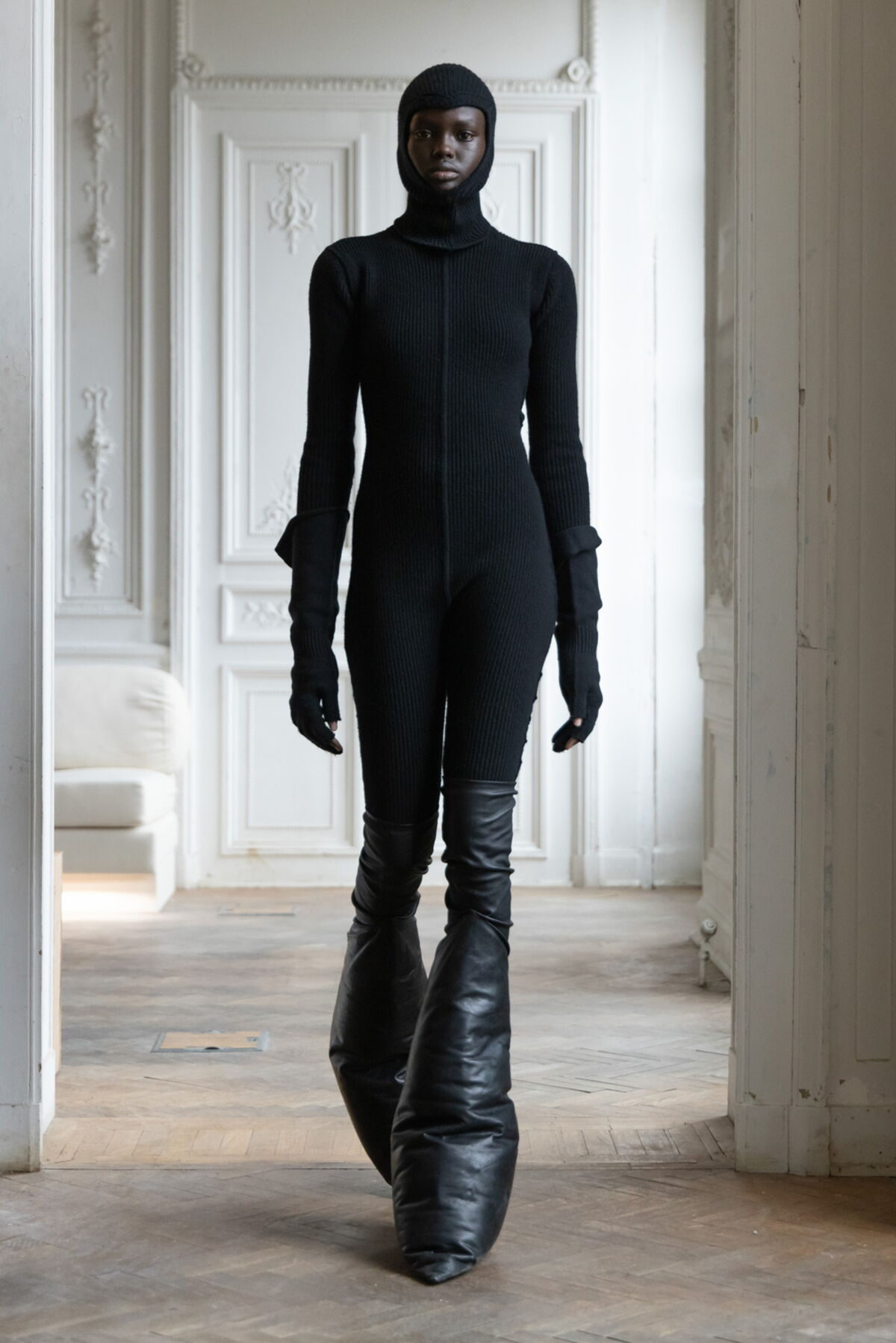 PARIS - RICK OWENS : défilé automne-hiver 24-25 - Harper's Bazaar