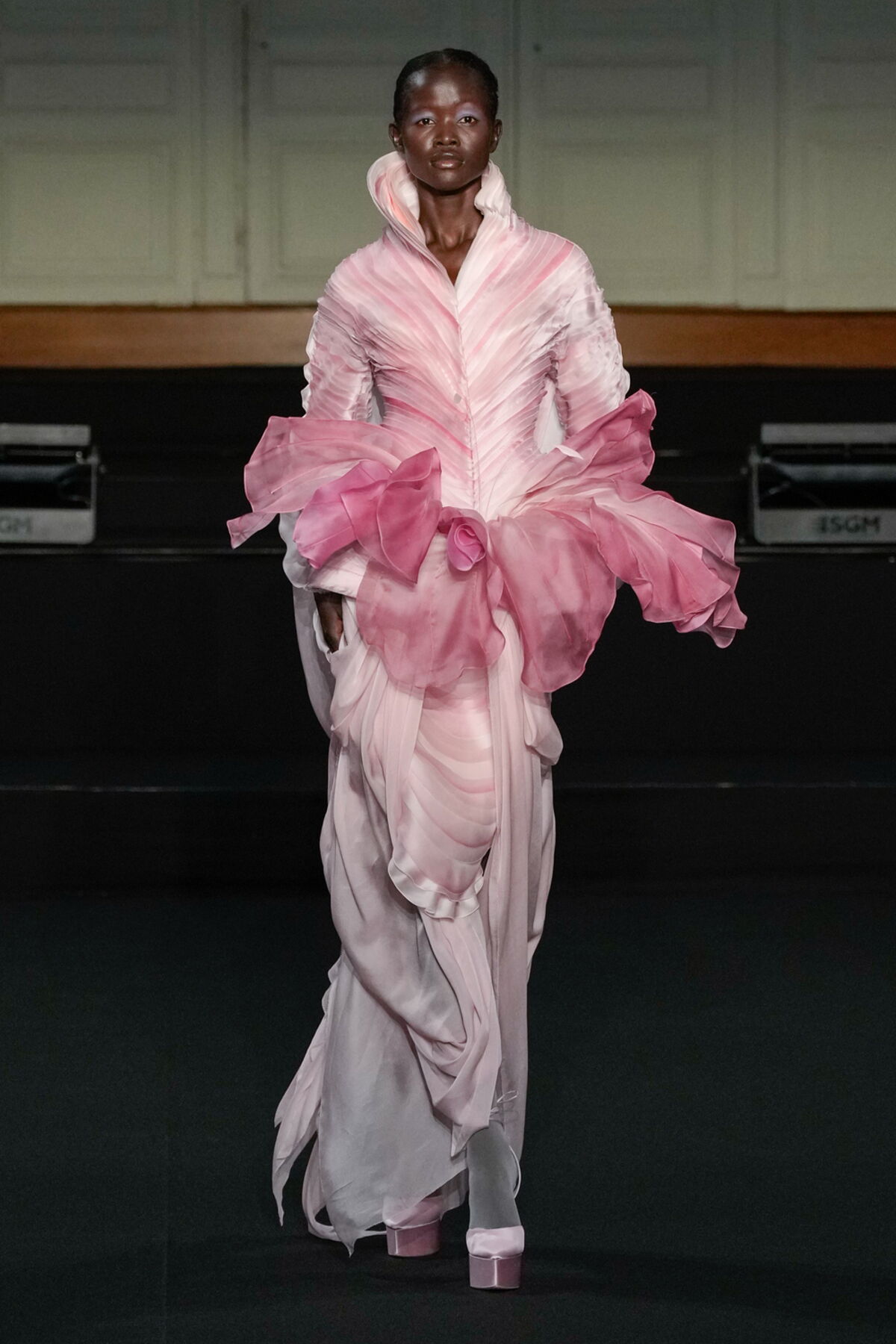 PARIS - CHENEY CHAN : défilé automne-hiver 24-25 - Harper's Bazaar