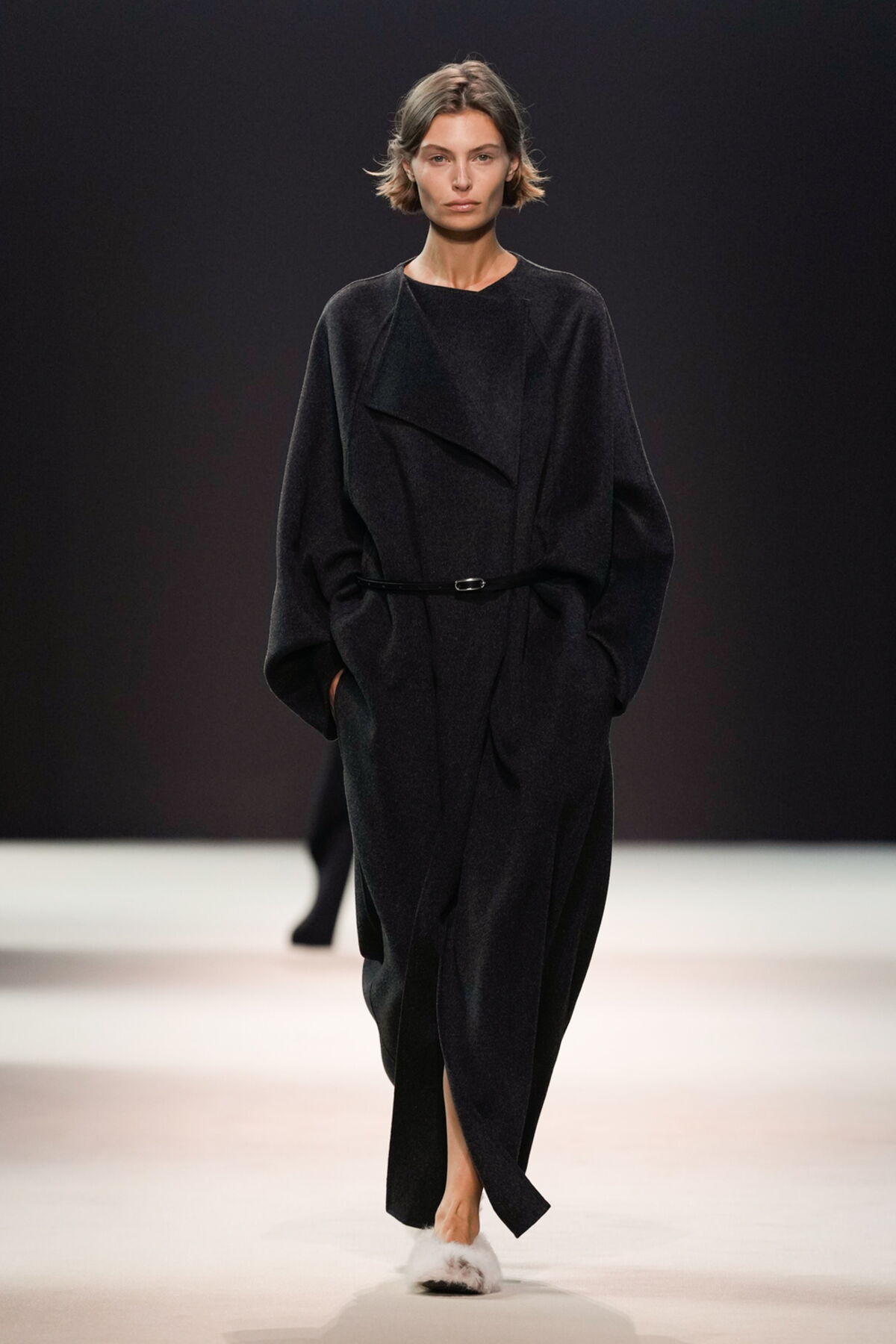 NEW YORK - COS : défilé printemps-été 2025 - Harper's Bazaar