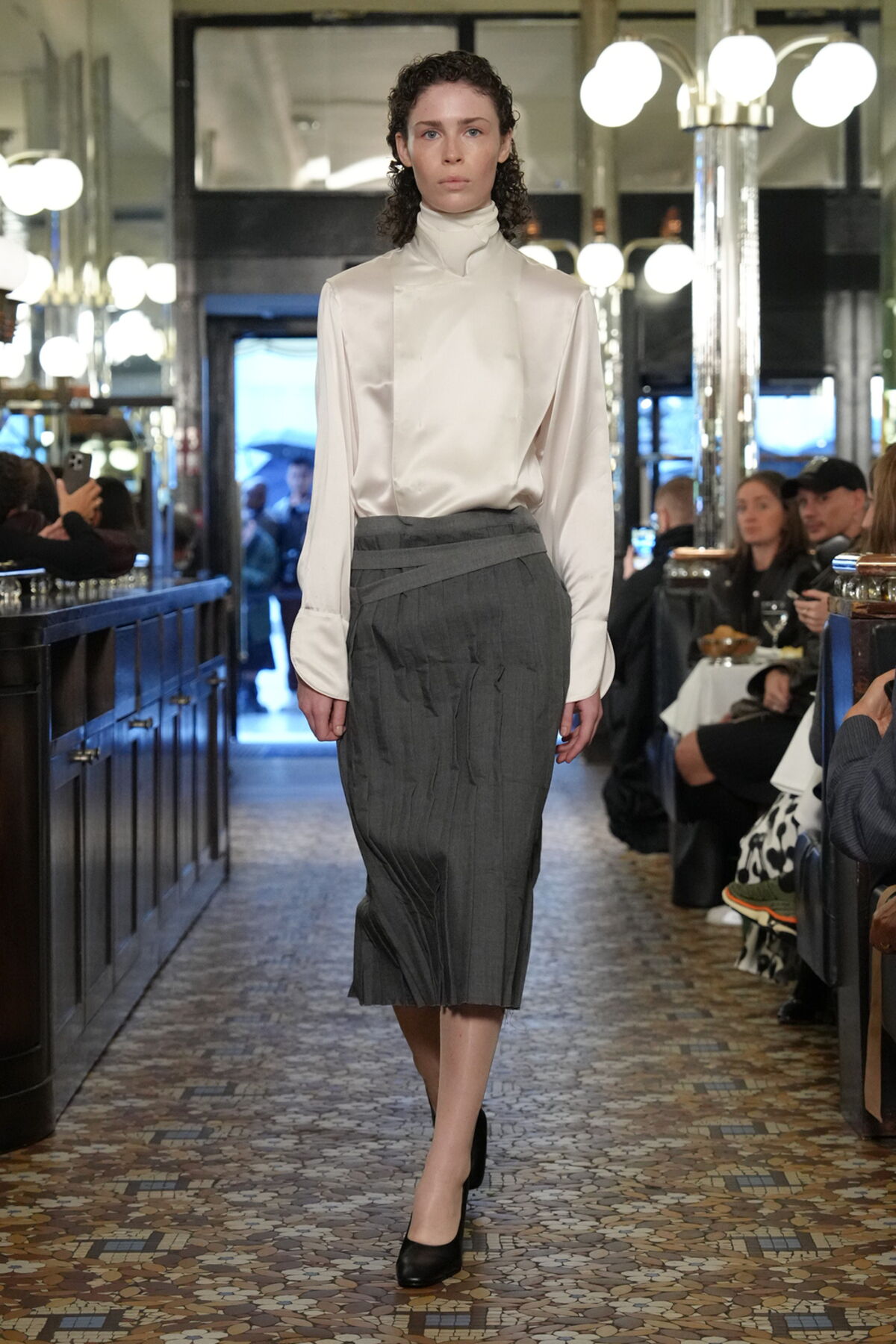 PARIS - MARIE ADAM-LEENAERDT : défilé printemps-été 2025 - Harper's Bazaar