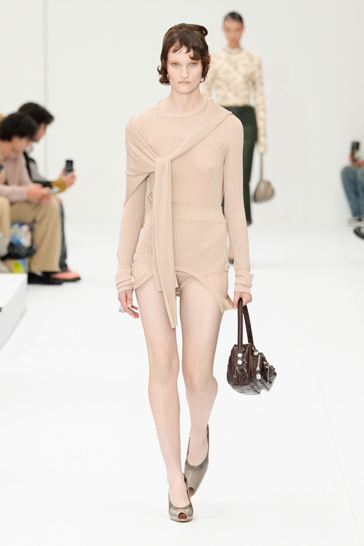 PARIS - ACNE STUDIOS : défilé printemps-été 2025 - Harper's Bazaar