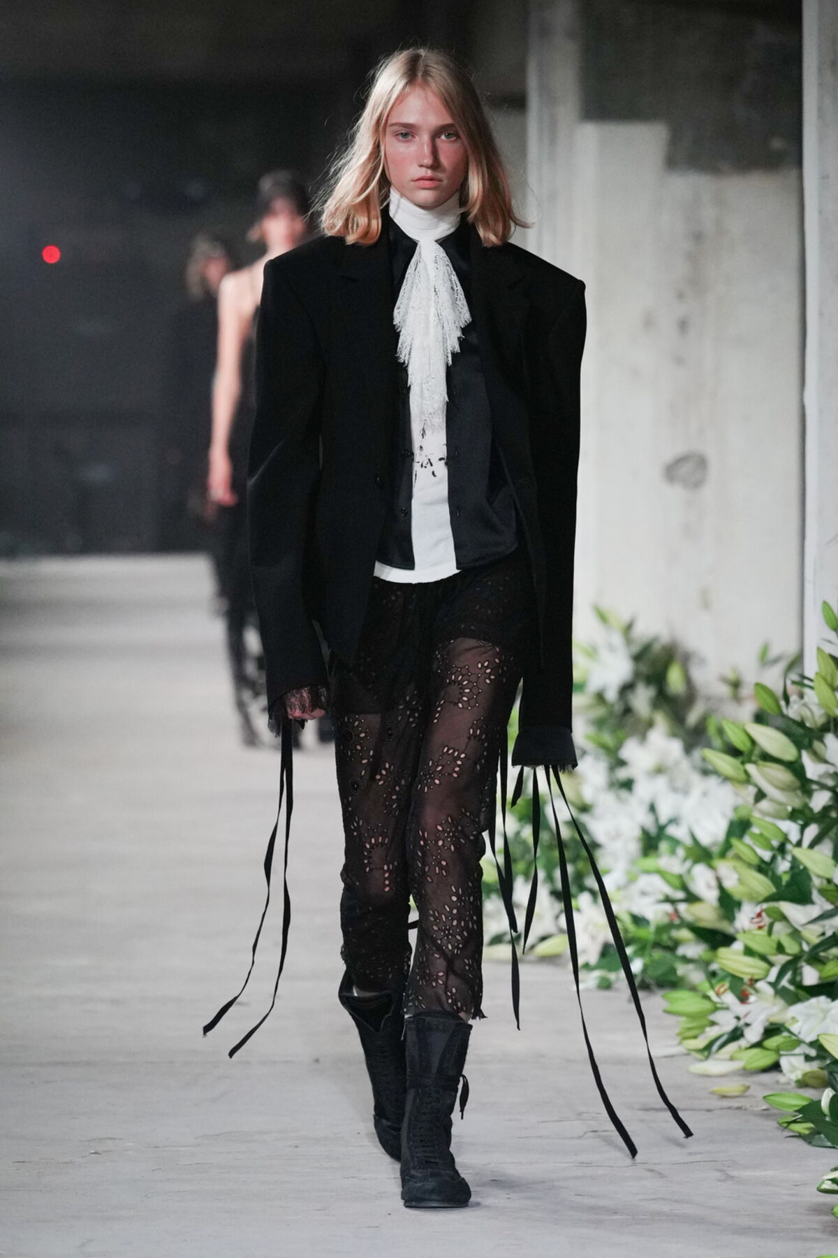 PARIS - ANN DEMEULEMEESTER : défilé printemps-été 2025 - Harper's Bazaar