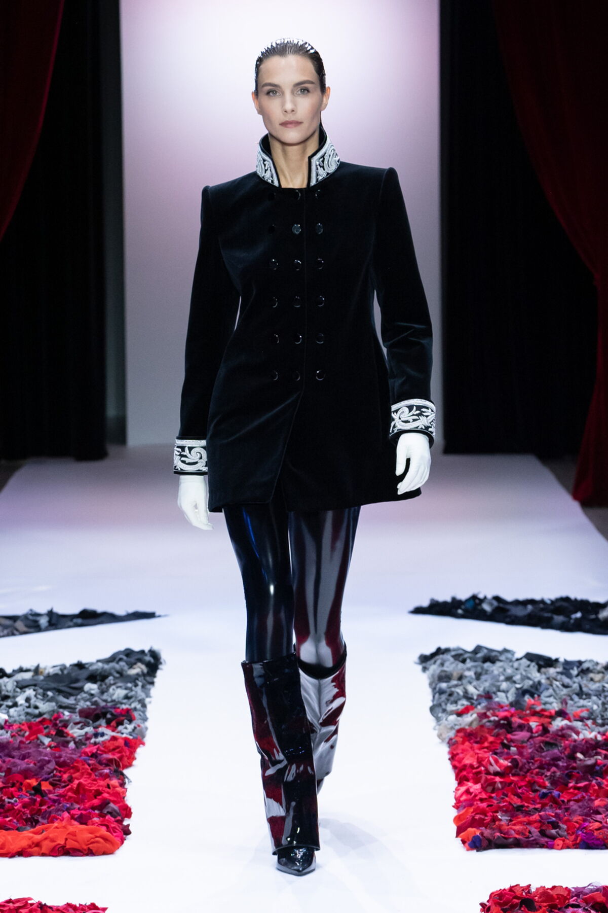 PARIS - JUOZAS STATKEVICIUS : défilé printemps-été 2025 - Harper's Bazaar