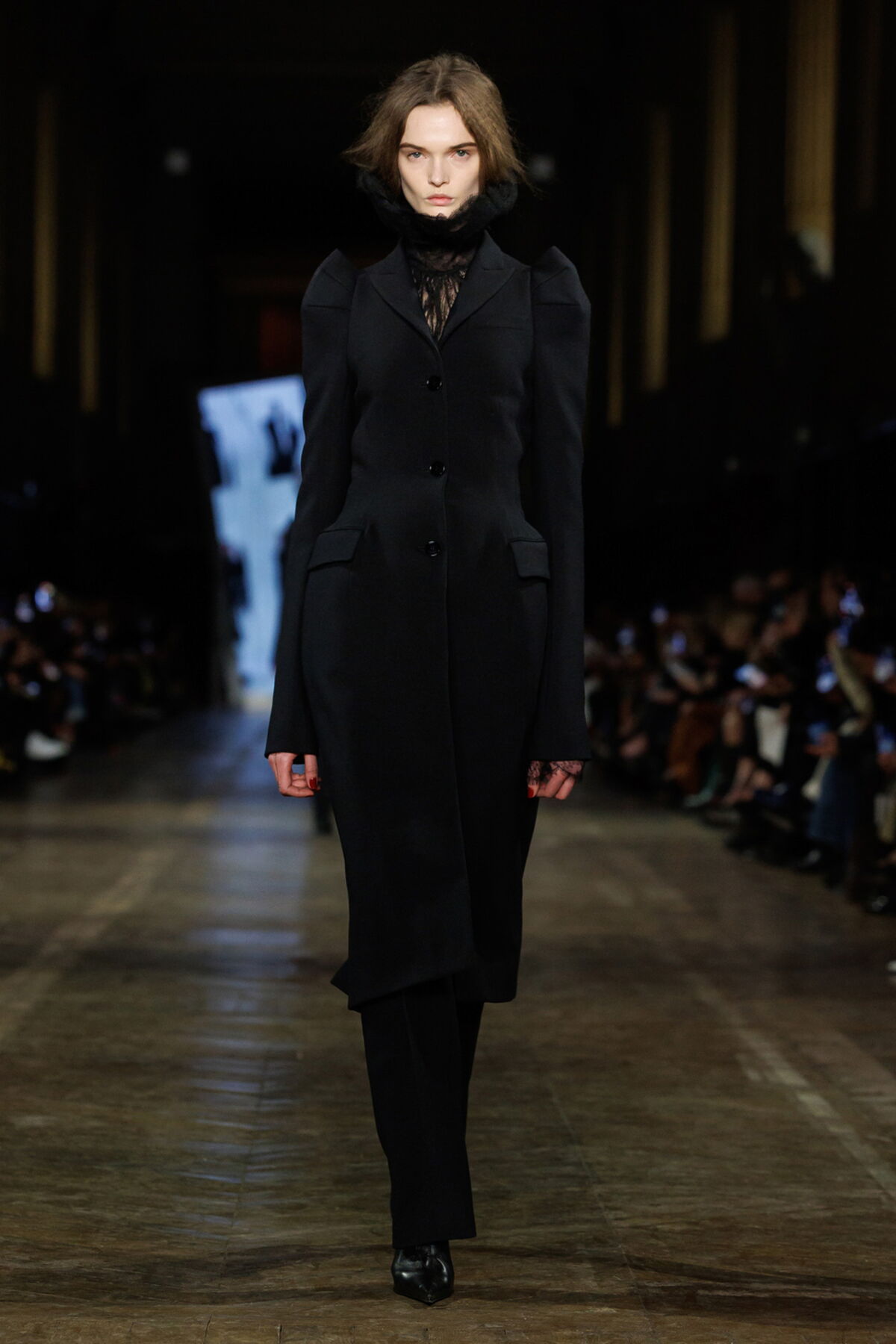 PARIS - ALEXANDER MCQUEEN : défilé automne-hiver 25-26 - Harper's Bazaar
