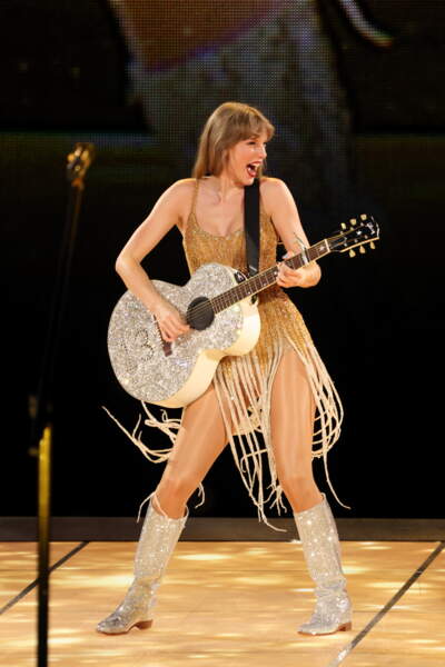 Taylor Swift : les 15 plus beaux looks de sa tournée - Harper's Bazaar